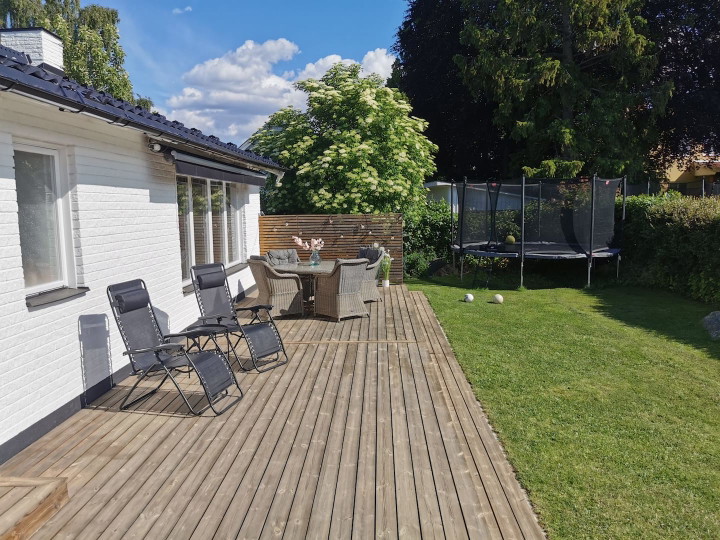 Trevlig Villa Med Solig Terrass Samt Studsmatta - Stockholm