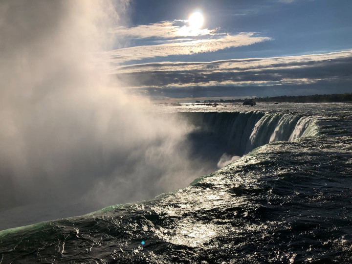 Walk To The Falls One Bedroom Top Floor Apartment - Niagara Falls