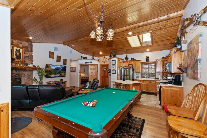 Fully Fenced Yard! Pool Table! Log Cabin! - Big Bear Lake, CA