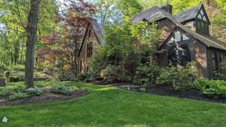 Guest Quarters In A Historic Tudor Awaits You. - Akron, OH