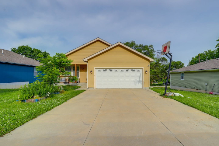 Covered Balcony! Family-friendly Lansing Home - Leavenworth, KS