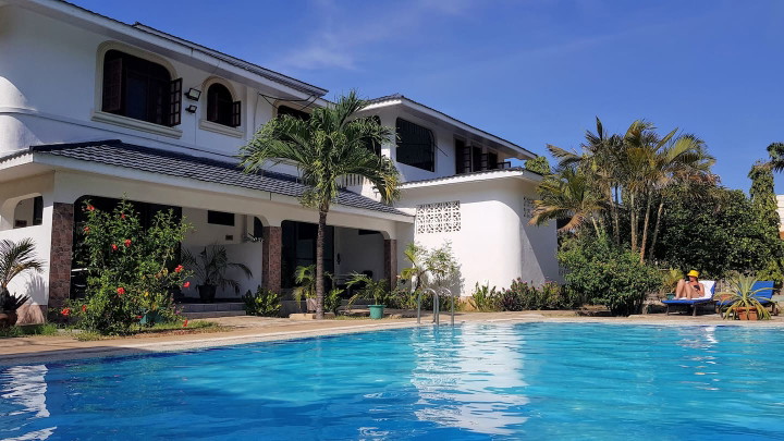 Poolside King Room With Veranda & Garden Views - Mombasa