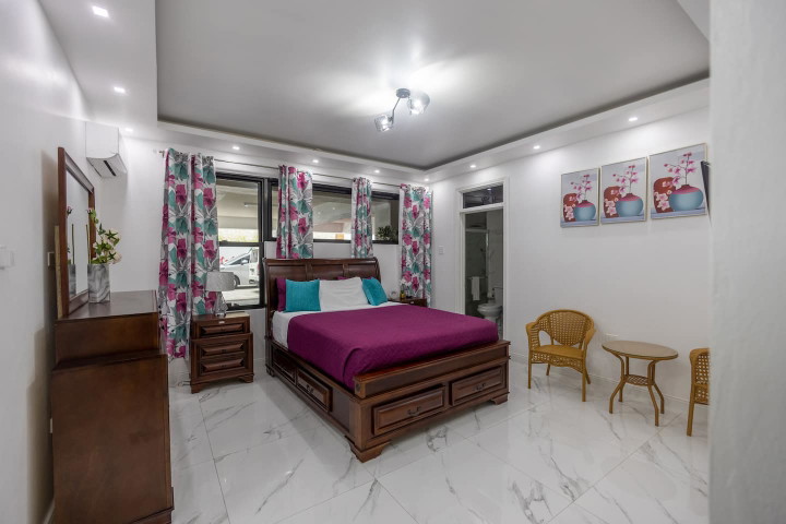 Sleeps 6 Guests | 3 Br | Pool | Balcony - Kingston