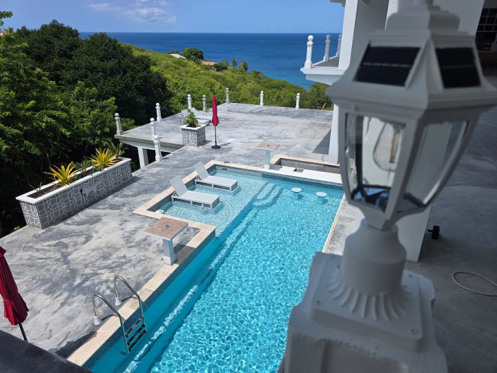 Royal 2 - Chez Mango| 4 Br| Ac| Kitchen |Yard|pool - Montserrat