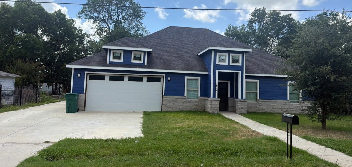 Matthews Blue House Spacious 5br House & 2 Ba - Lancaster, TX