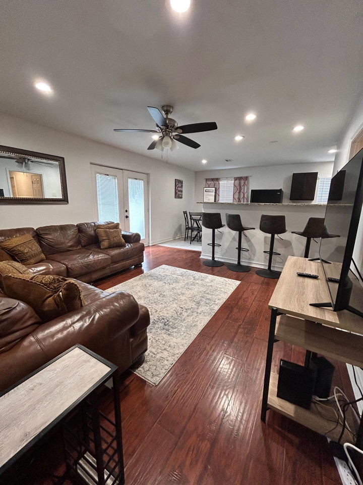 Chic | Cozy 4br Retreat- Perfect Getaway! - Garland, TX