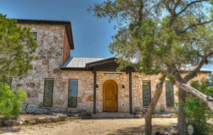 La Casa Del Río | Frio River Home On The Hilltop - Concan, TX