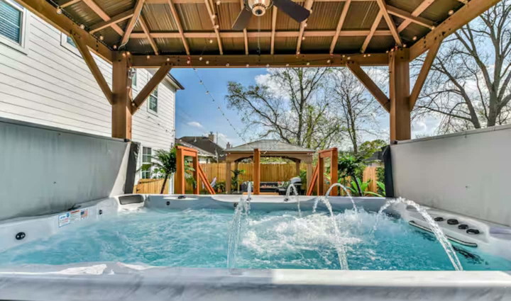 8br Spacious Houston Retreat | Swim Spa -