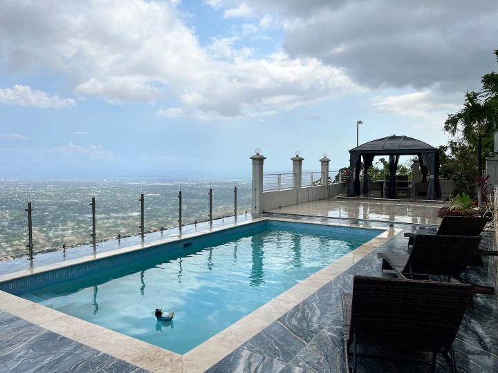 Comfort On A Hill With City View - Kingston
