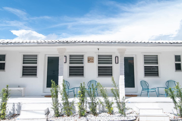 Cozy Coastal Studio Short Walk To The Beach - Dania Beach, FL