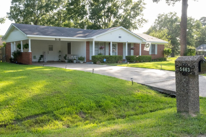 Red Brick Garden Home - Shreveport, LA
