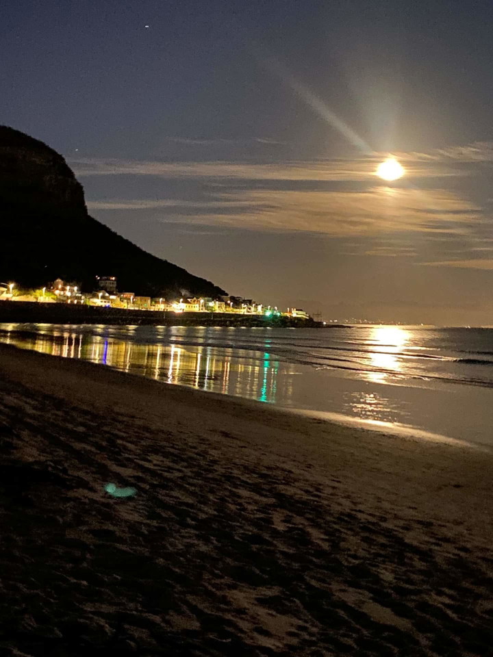 Sunshine Seabreeze Cottage - 1-min Walk To Beach - 케이프타운