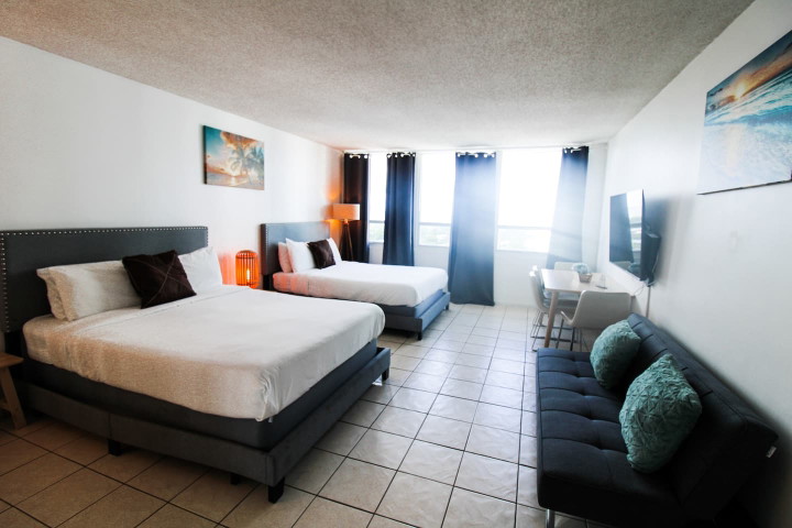 Castle 1205 Free Parking, Large Pool - Miami Beach, FL