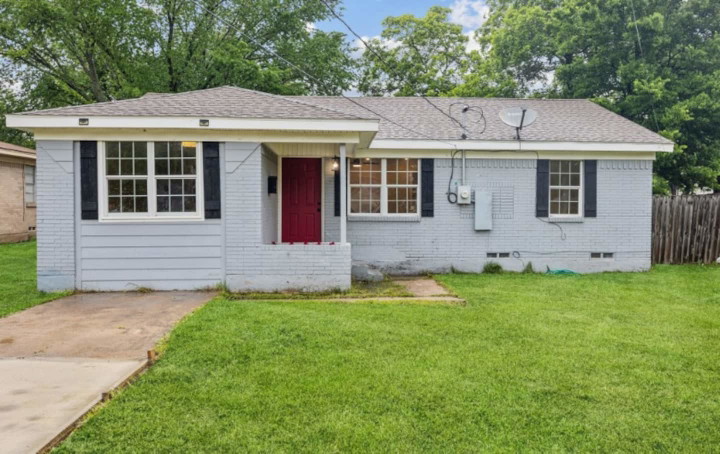 Spacious Bungalow Near Dallas City Center - Dallas, TX
