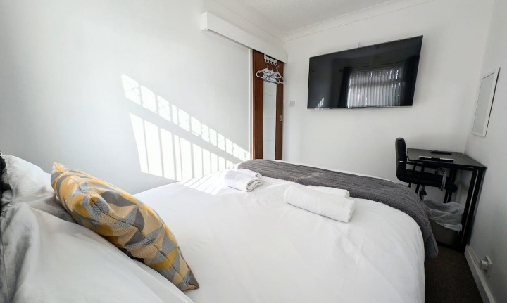 York Ground Floor Unit | Parking L Kitchen L Tv - York