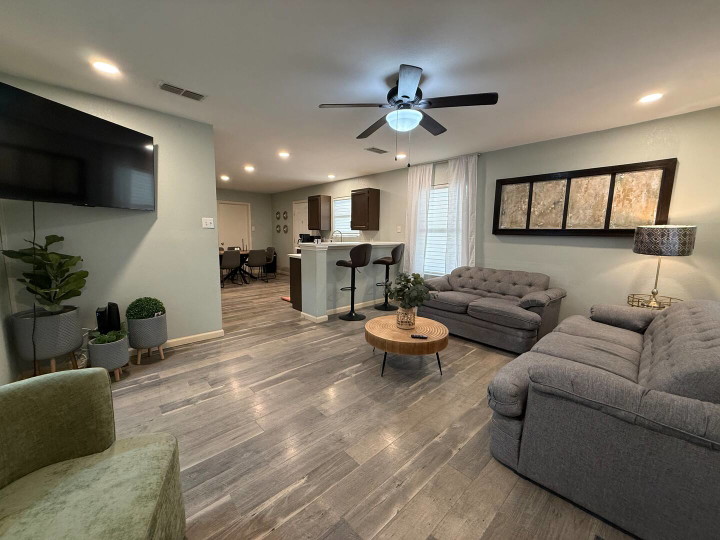 Red House, 3 Bd, 2 Bath, Garage 1 Story - Laredo, TX