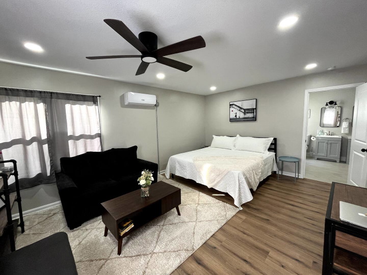 Large Studio W/ King Bed | Easy Highway Access! - Wichita, KS