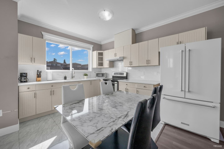 Modern 2br Suite | Private Entry & Free Parking - New Westminster