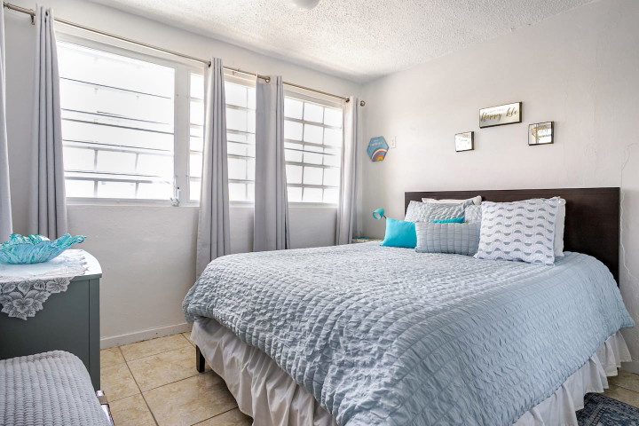 Cozy, Clean 1 Bedroom Apt. W/balcony & Free Pkg - Levittown