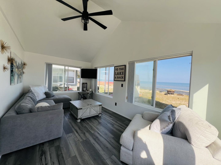 Lake Huron Beach House! - Oscoda, MI
