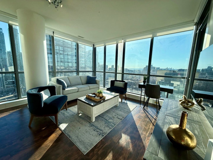 Sunset Skyline Views  Luxury 2br  Prime Downtown - Toronto, ON