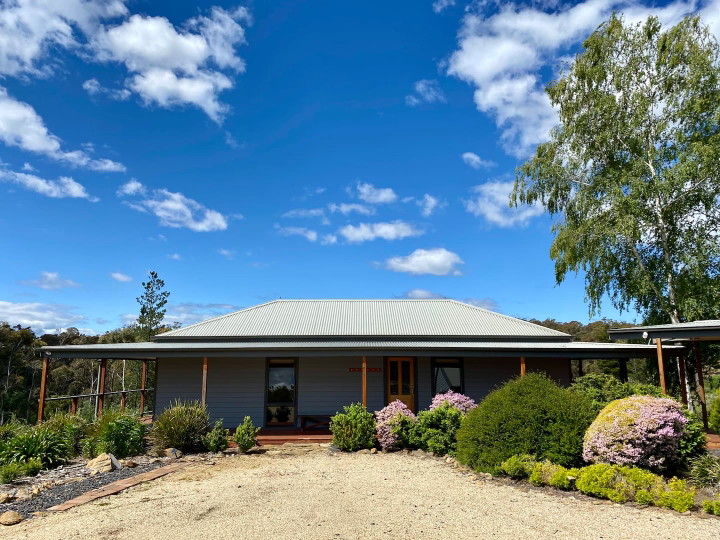 Kookaburra Cottage: Serene Rural Escape & King Bed - Canberra