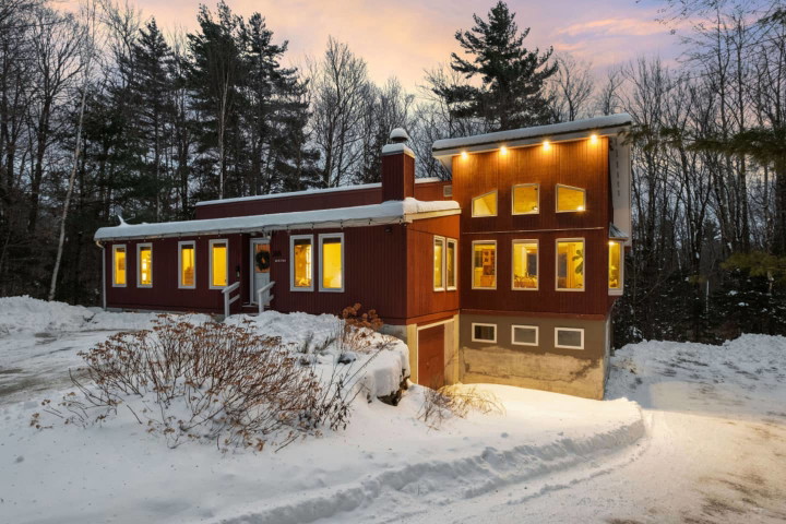 Bear Den: Hot Tub + Secluded | Sleeps 8 | Modern - Jamaica, VT