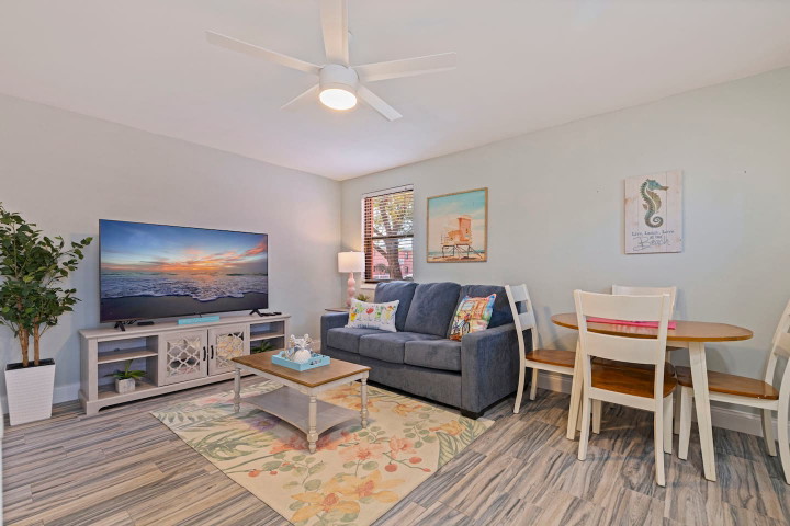Charming Hideaway -Pool, Patio, Walk To Gulf Sands - Pinellas County, FL