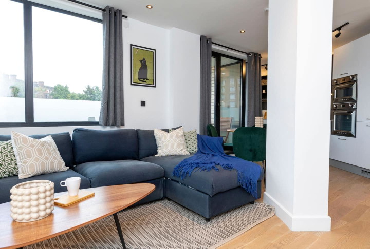 Ovitzia - Modern Flat - Private Balcony | Lift - London