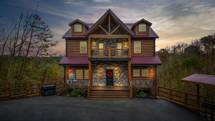 8 Bedroom ~Mtn View~ Sleeps 22 ~ Private Pool! - Sevierville, TN