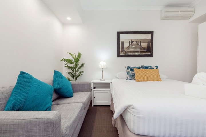 A1 - Stylish, Light-filled 2 Bed Apt. Free Wi-fi! - Mindarie