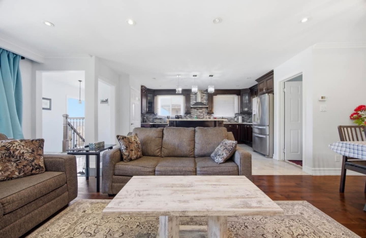 Big Please 2 Bedroom, Balcony Close To Subway& Bus - Toronto