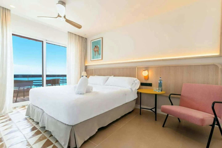Hotel Akquaaa-free Breakfast - Calafell