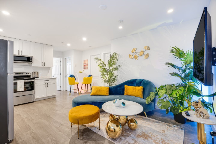 Relaxing Miami Vibe Getaway - Port Coquitlam