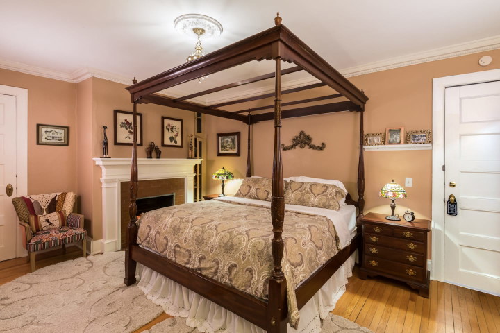Charles And Edith Room - Ringling House Bed & Breakfast - Baraboo, WI