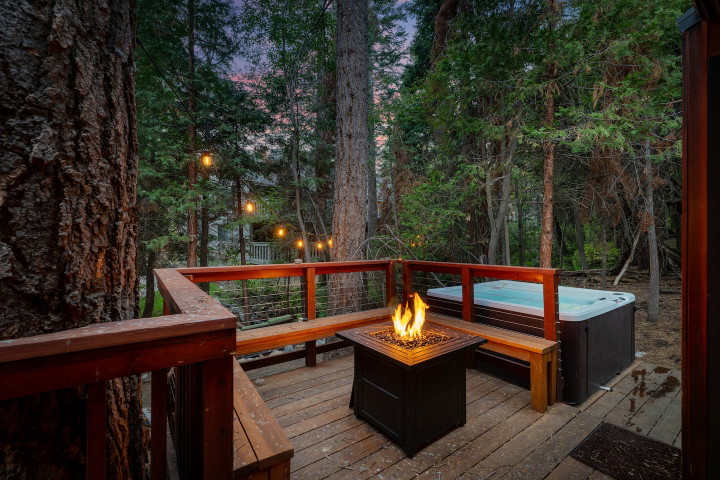 Creek-side Tahoe Chalet, Hot Tub & Cozy Fireplace - Incline Village