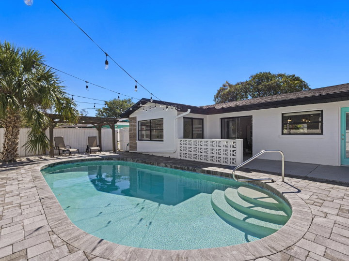 Huge - 12 Bed | Luxury Pool Home - Bradenton, FL
