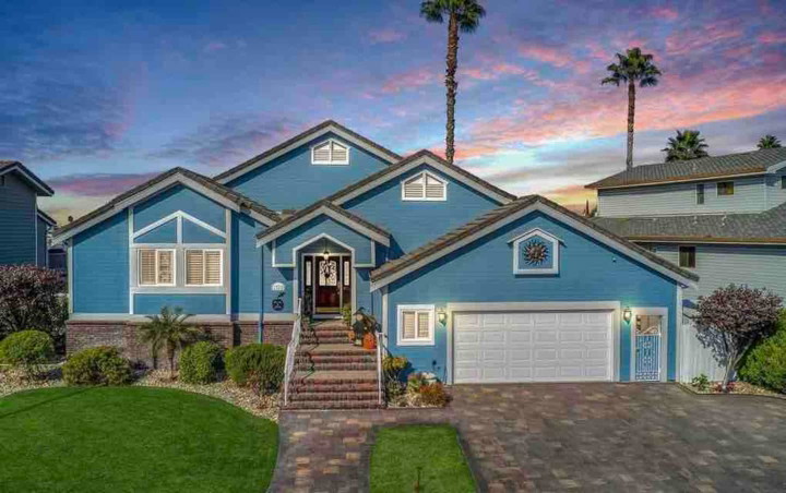Blue House On The Water By Hallway Destinations - Discovery Bay, CA
