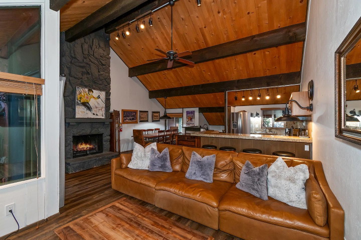 Located At The Base Of Snow Summit! Walk To Hiking Trails! Mini Air Hockey Table! - Big Bear Lake, CA
