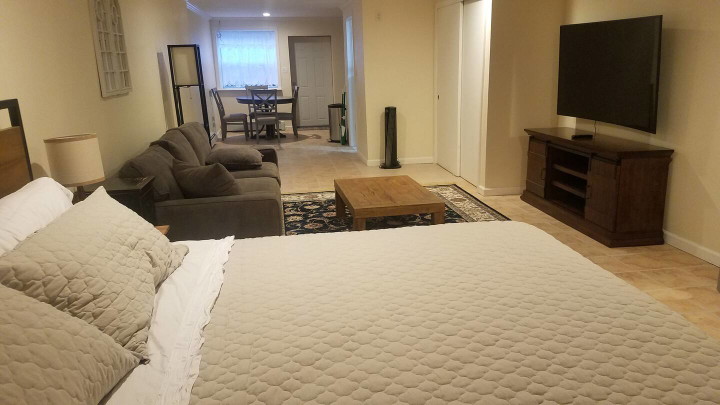 18-b Quality Cribs Spacious Studio - Freeport, NY