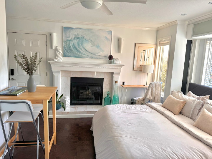 Park Side Getaway! Beautiful Suite Next To Park. - Burnaby