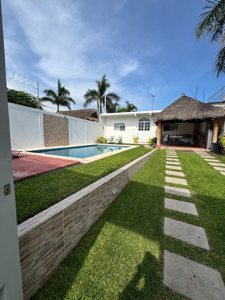 House With A Pool And Thatch-roof Space In Tequesquitengo - Tequesquitengo