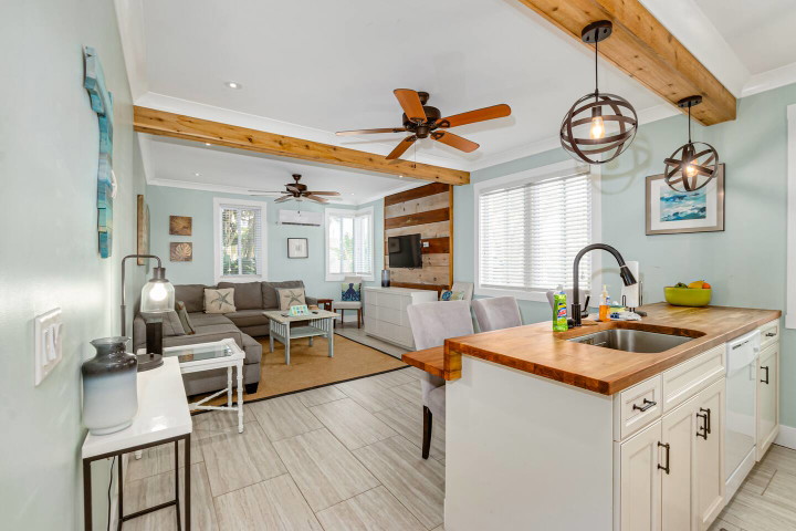 Beautiful Downtown Melbourne Beach Renovated Apartment One Block From The Beach! - Melbourne Beach, FL