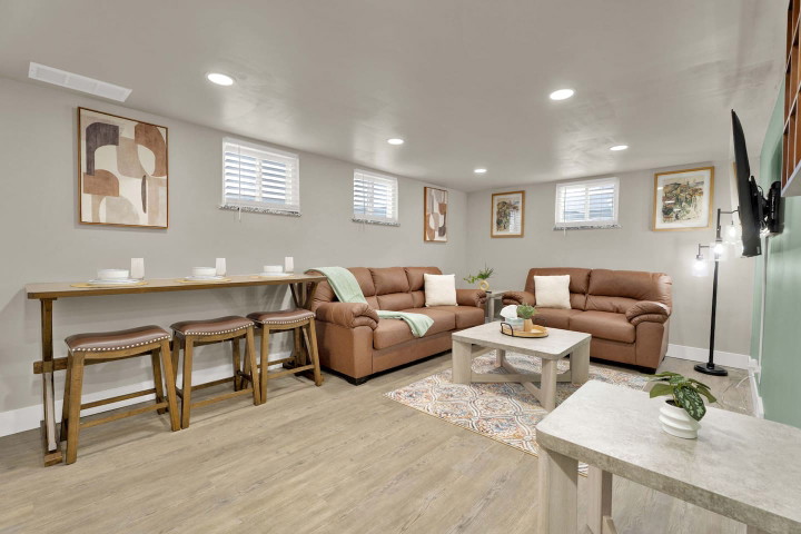 The Olive Suite | Wi-fi + Near Oakland U - Rochester Hills, MI