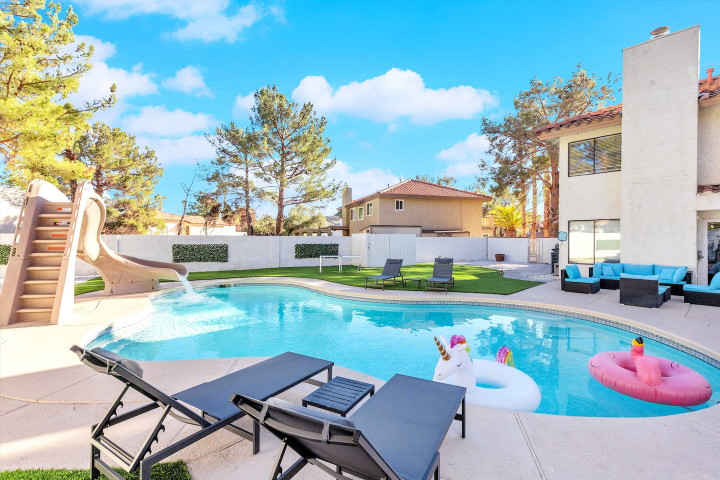 Vegas Pool Oasis  Slide  Poker Table  Bbq Time - Las Vegas