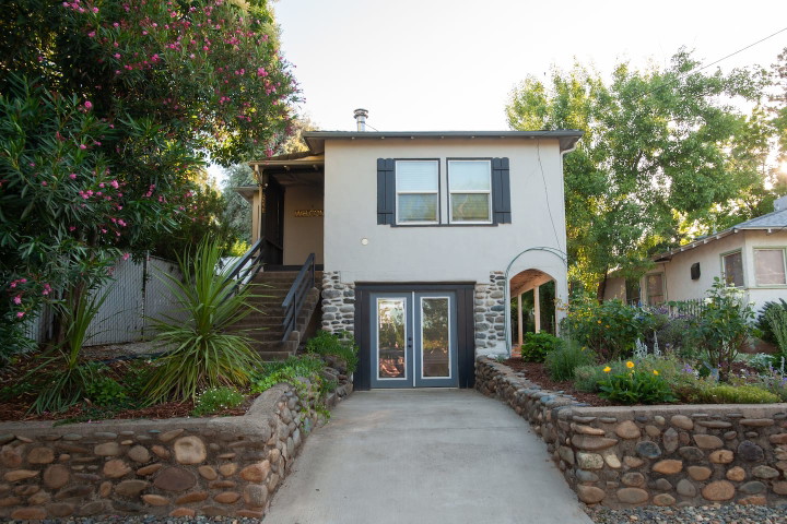 Vintage 2 Br Home Near Downtown And Trails - Redding, CA