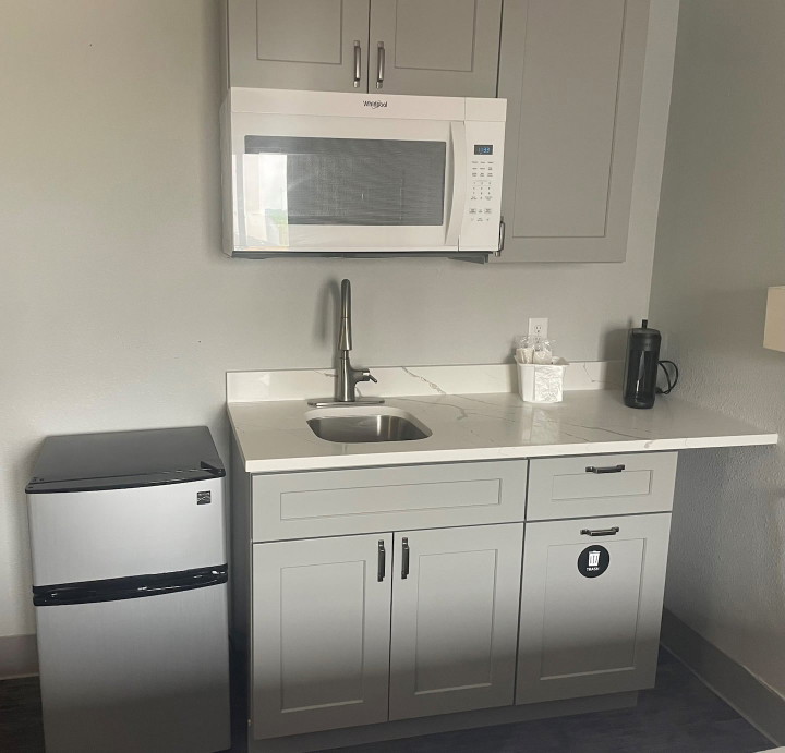 Single Queen Kitchenette - Lincoln, NE