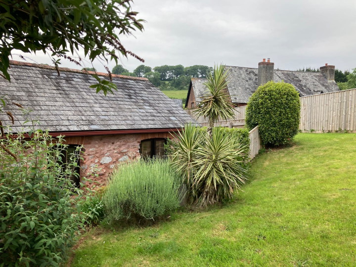 Barn Conversion, 5 Miles From The Coast With Own Parking And Garden - Devon