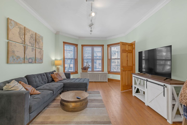 Lovely Apartment With Parking - Chicago, IL