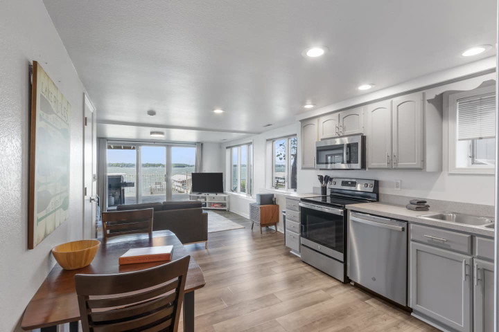 Lake Condo, Right On The Water! - Clear Lake, IA